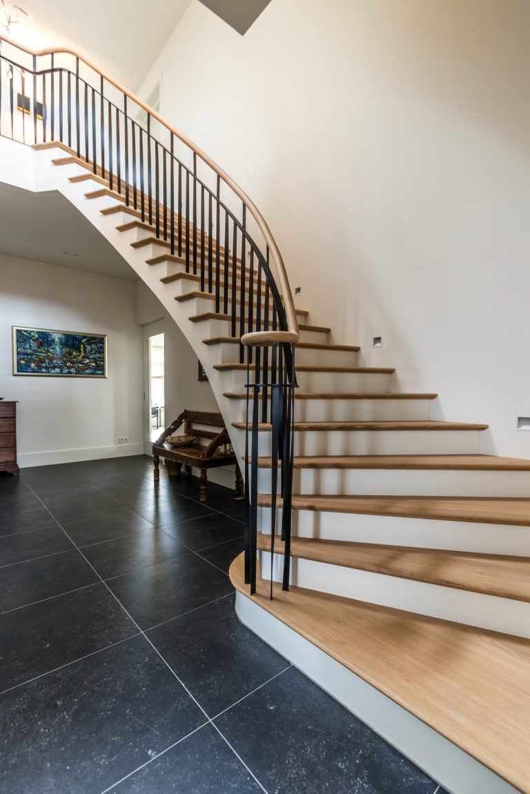 Houten trappen met gedraaid stalen hekwerk