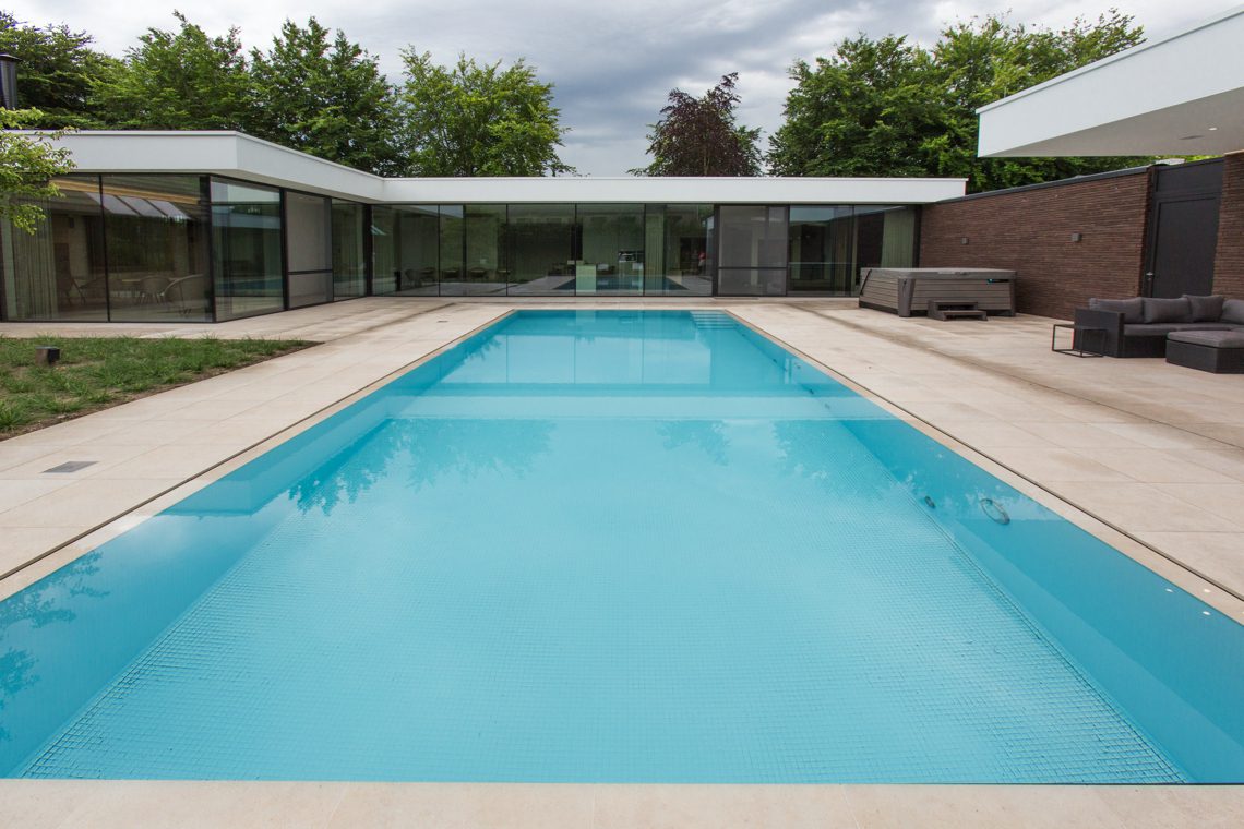 Expansion of timeless modern villa with tight volume