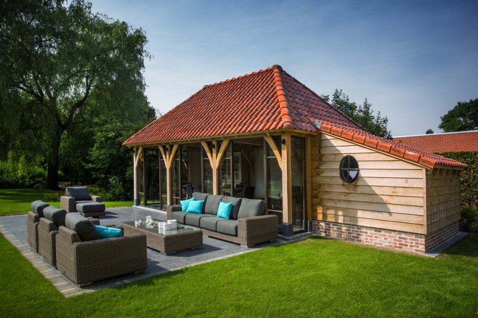 Cozy garden room with equipped kitchen