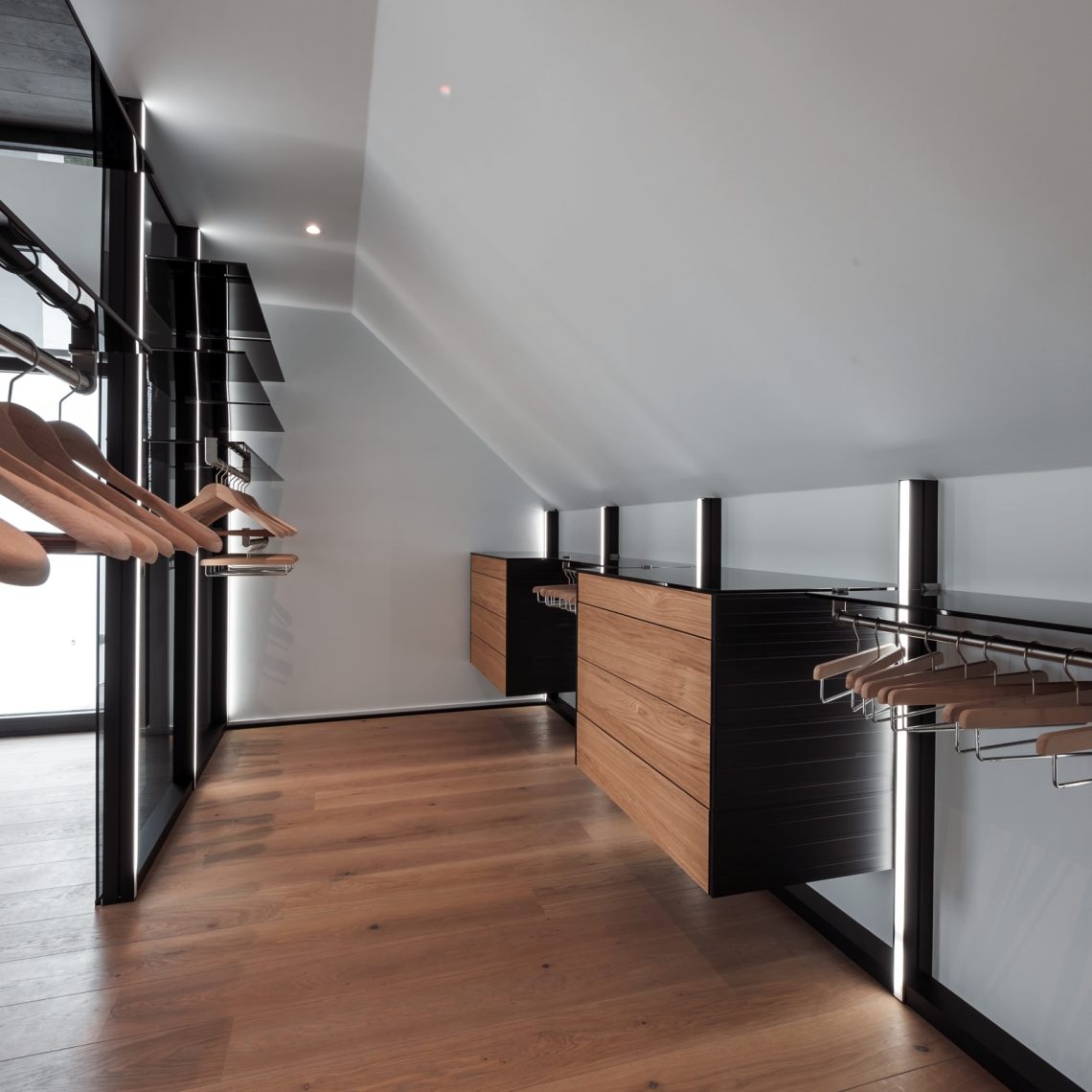 Inloopkasten op maat ‘Dress Wall’