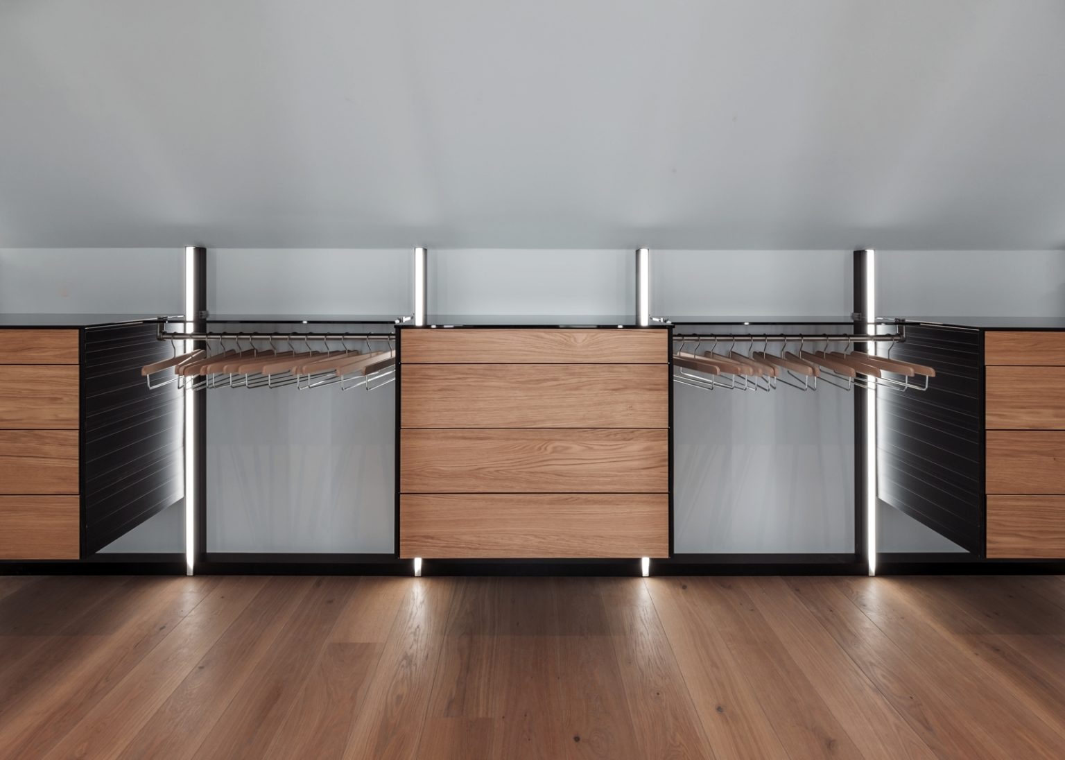 Inloopkasten op maat ‘Dress Wall’