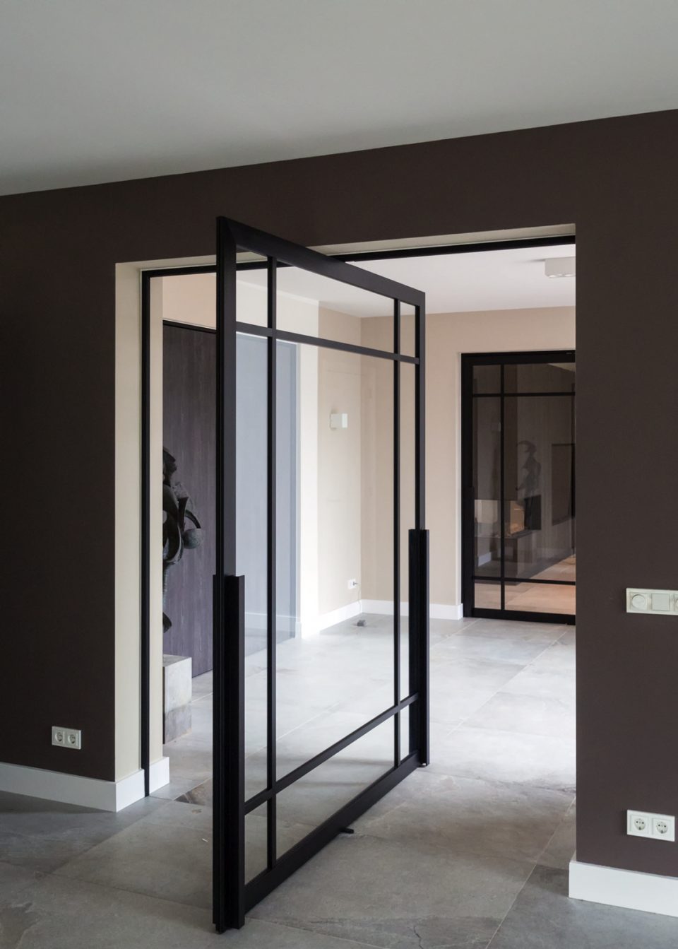 Realizations with steel look doors