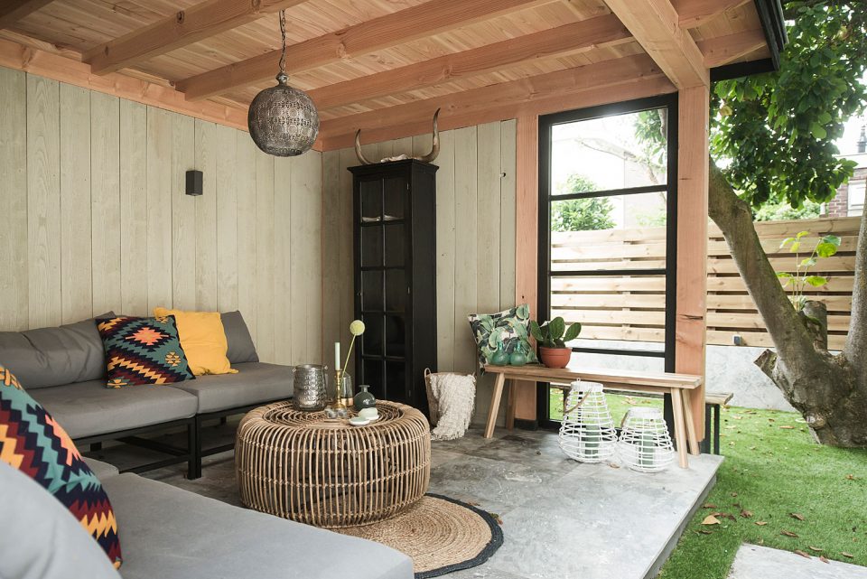 Veranda met stalen raam