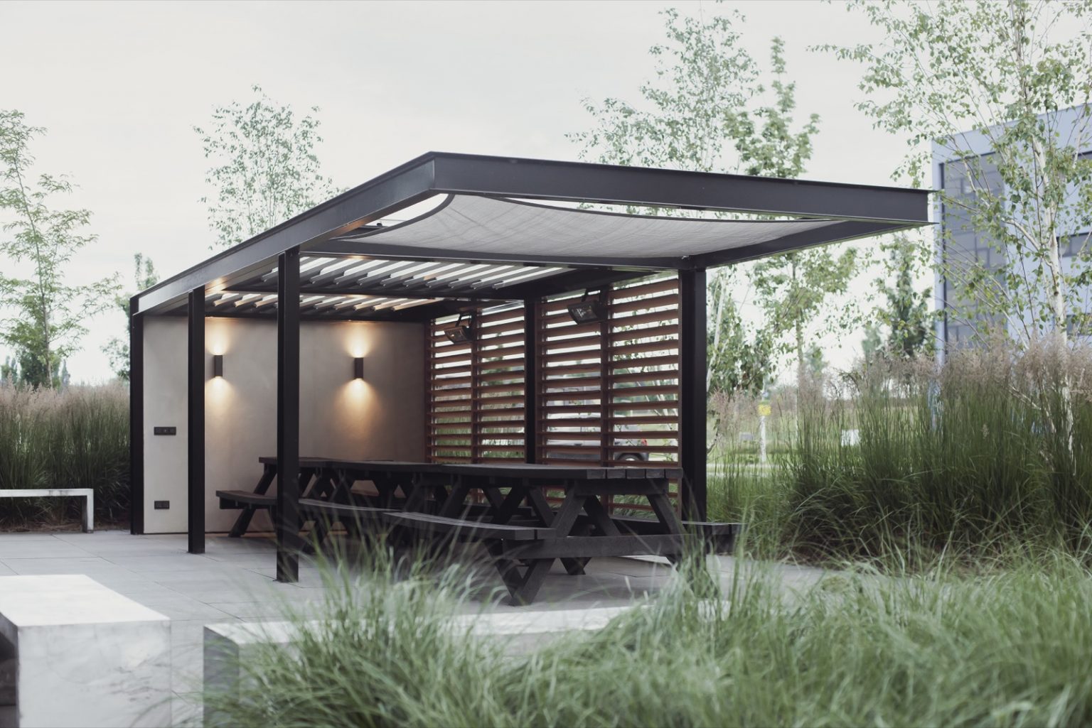 Moderne overkapping met lamellendak