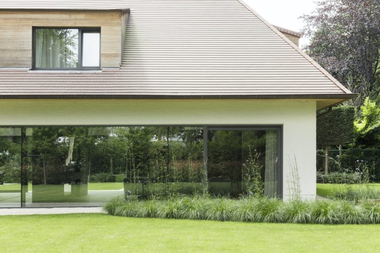 Speelse Mondriaan verdeling en kathedraal glas