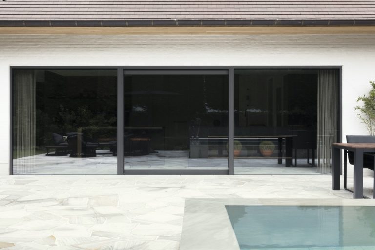 Speelse Mondriaan verdeling en kathedraal glas