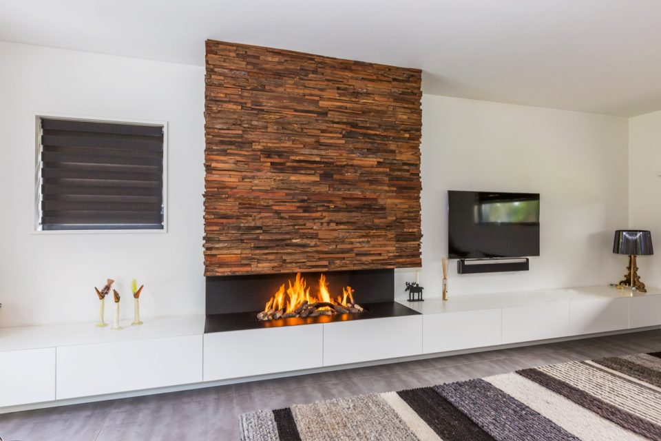 Moderne openhaard bekleed met houtstrips - HOOG.design - Exclusive ...