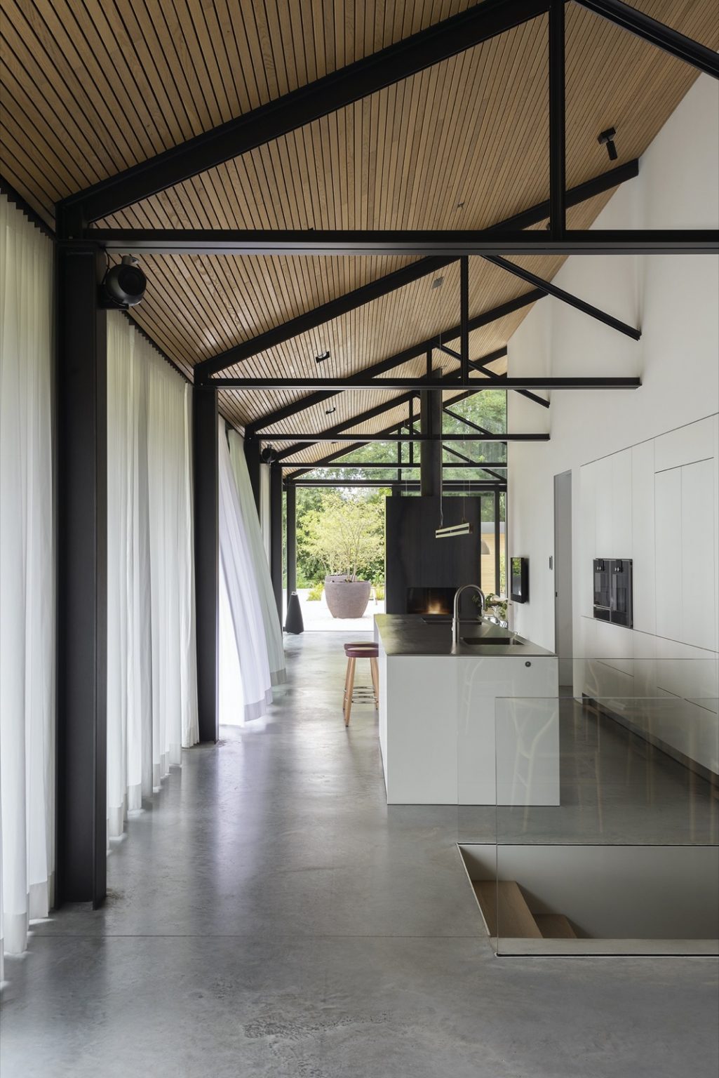 Exclusieve openhaard met warm gewalst staal - HOOG.design - Exclusive ...