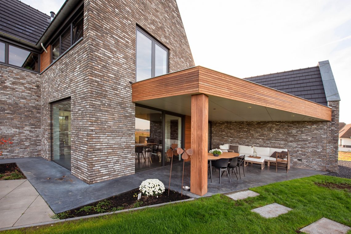 Modern villa in Velden