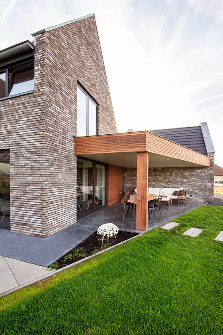 Modern villa in Velden