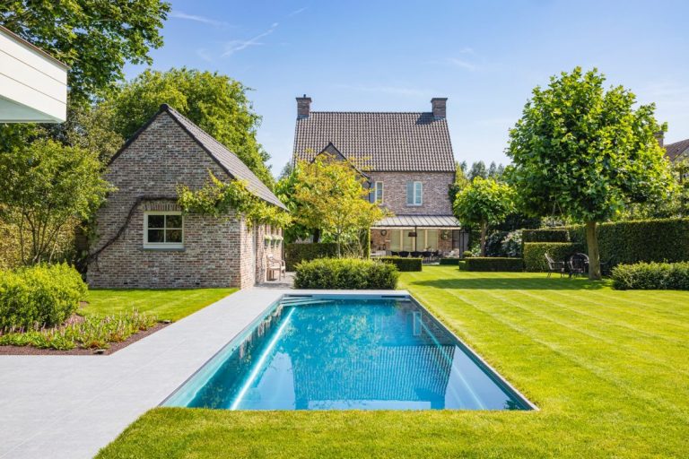 Self-supporting stainless steel infinity infinity pool