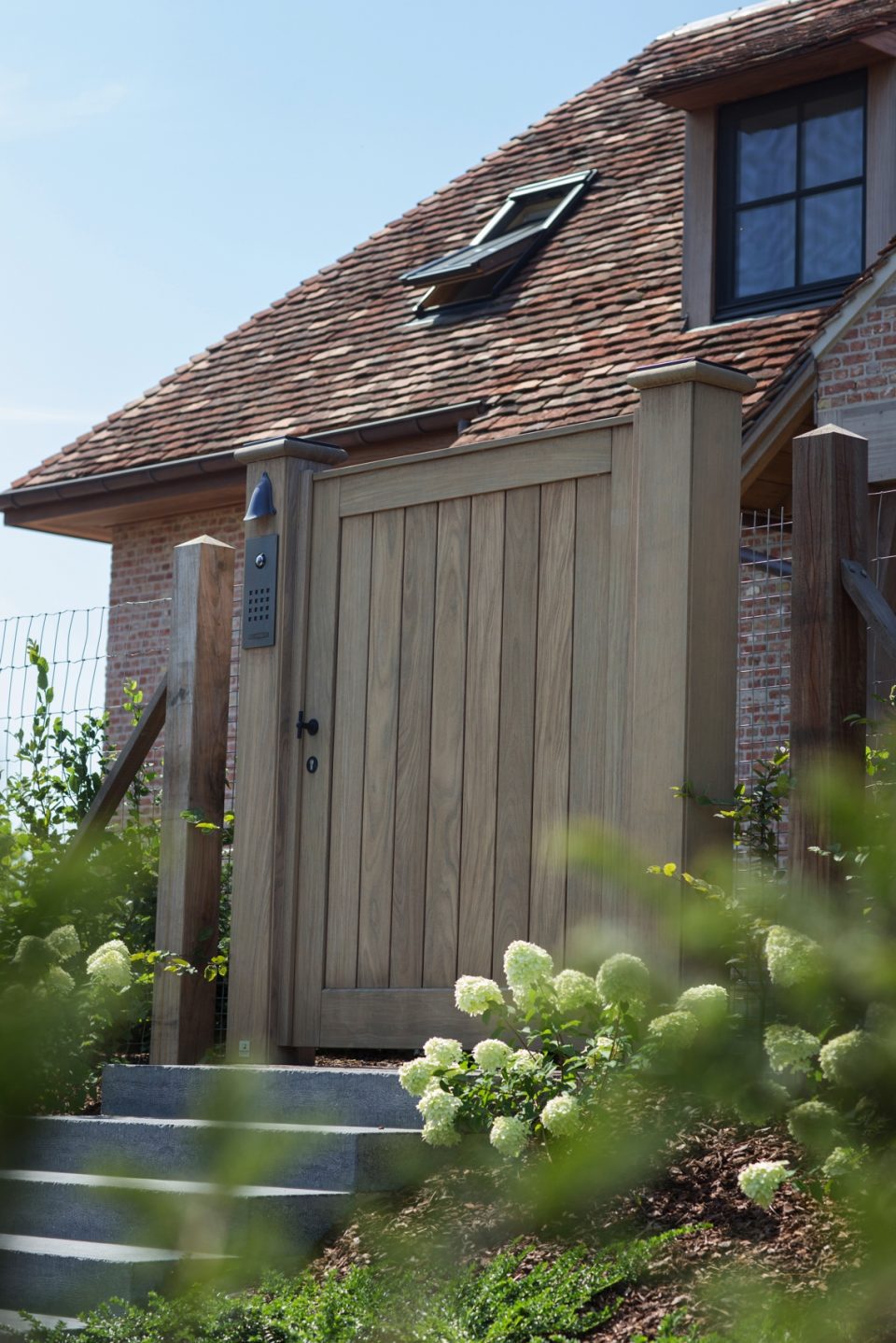 Houten design poort maakt uw woning af