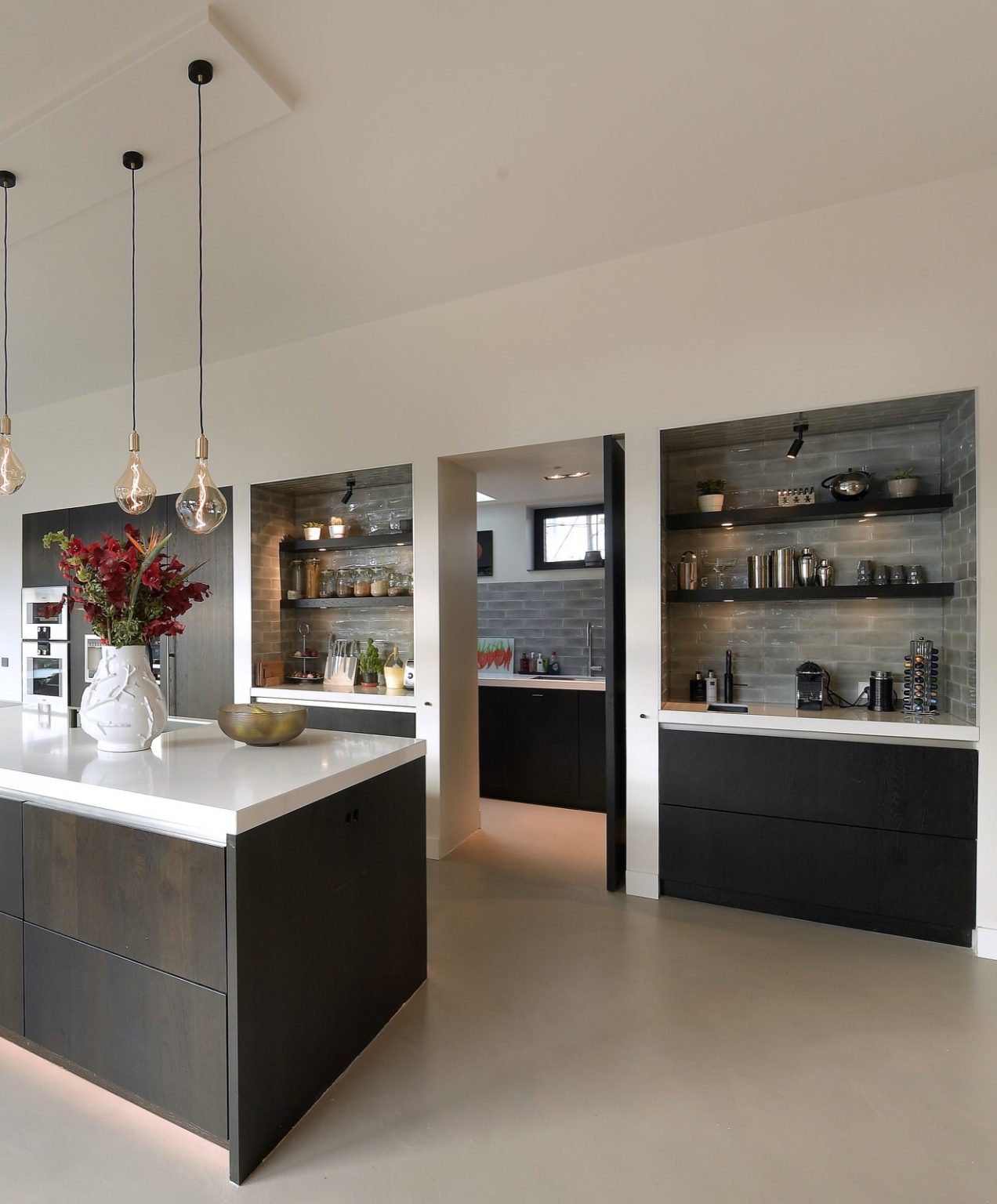 Kitchen with spacious worktop - HOOG.design - Exclusive living inspiration