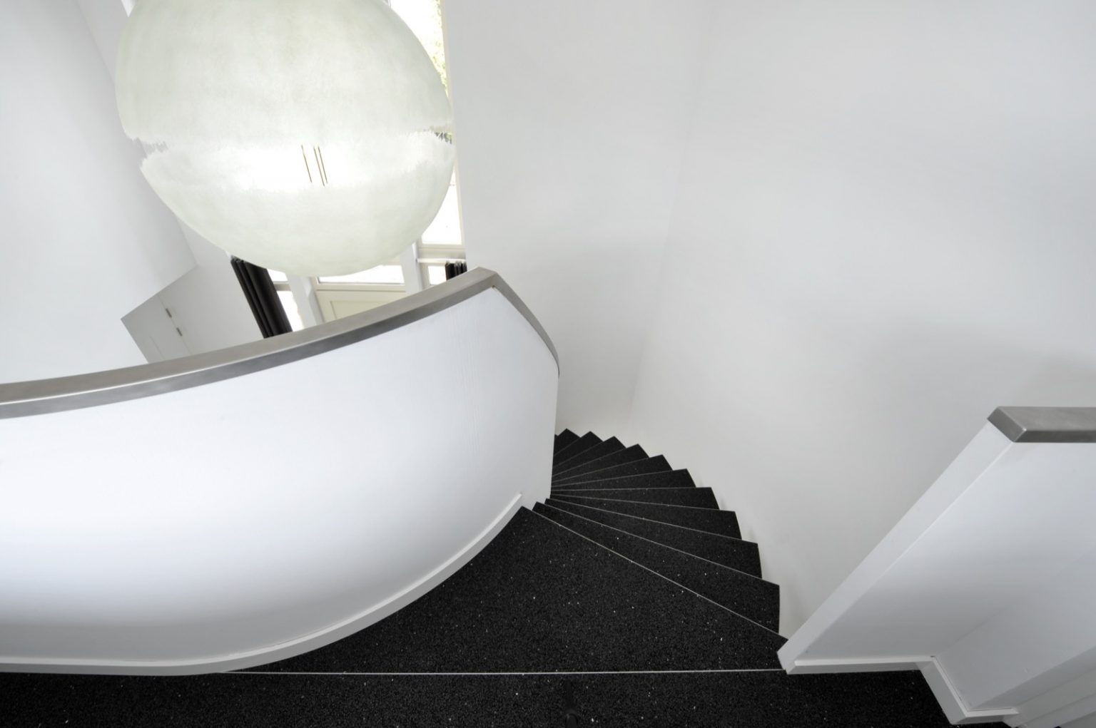 Ronde trap wit-zwart