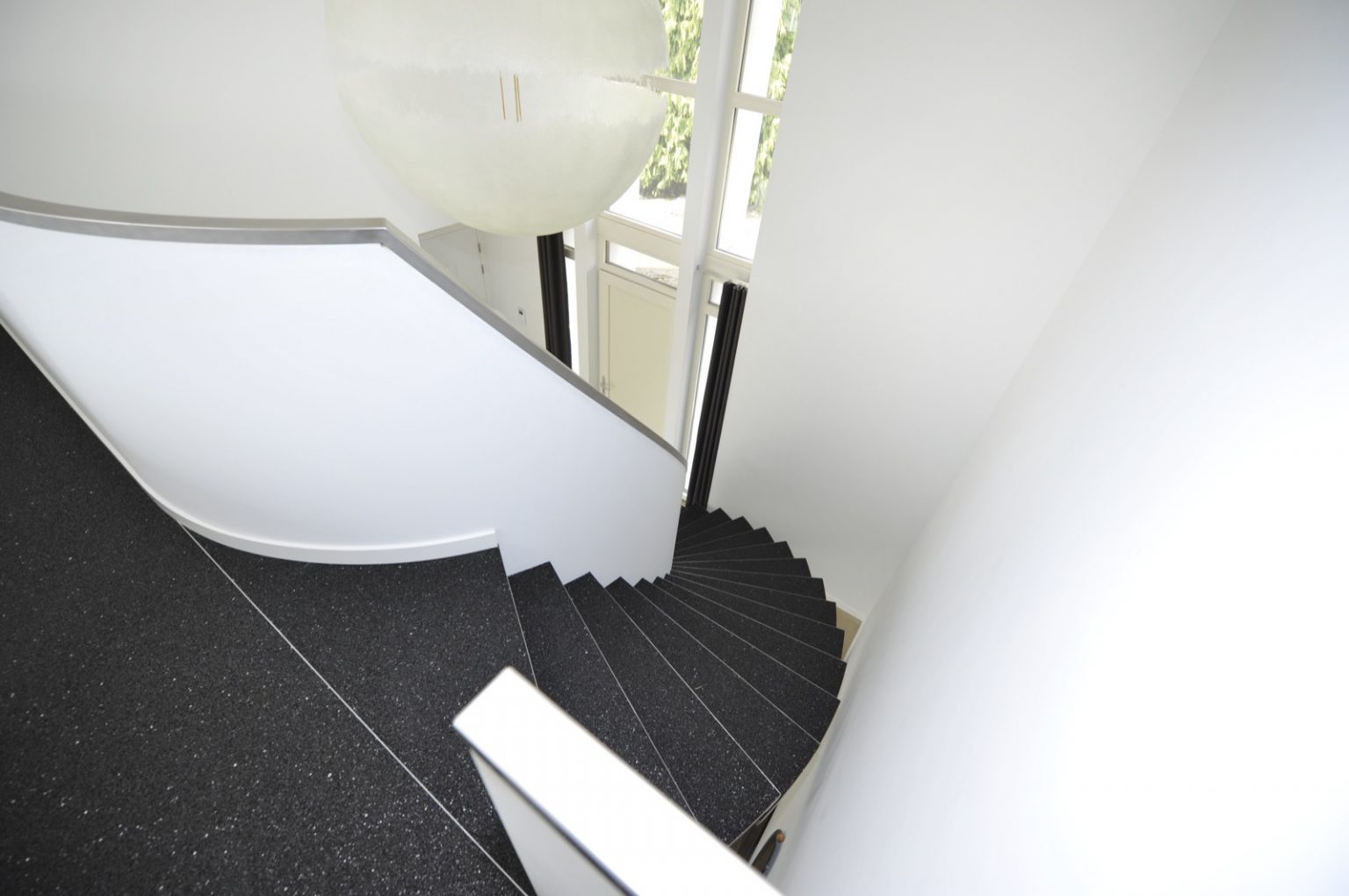 Ronde trap wit-zwart