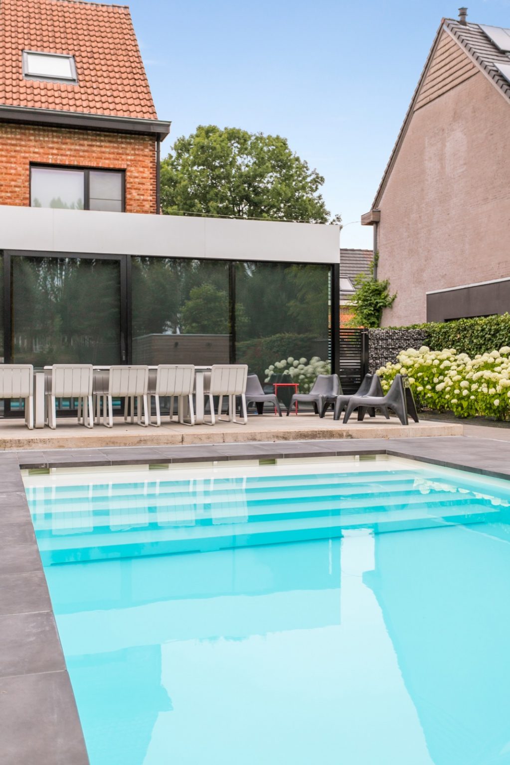 Nova pool with lounge