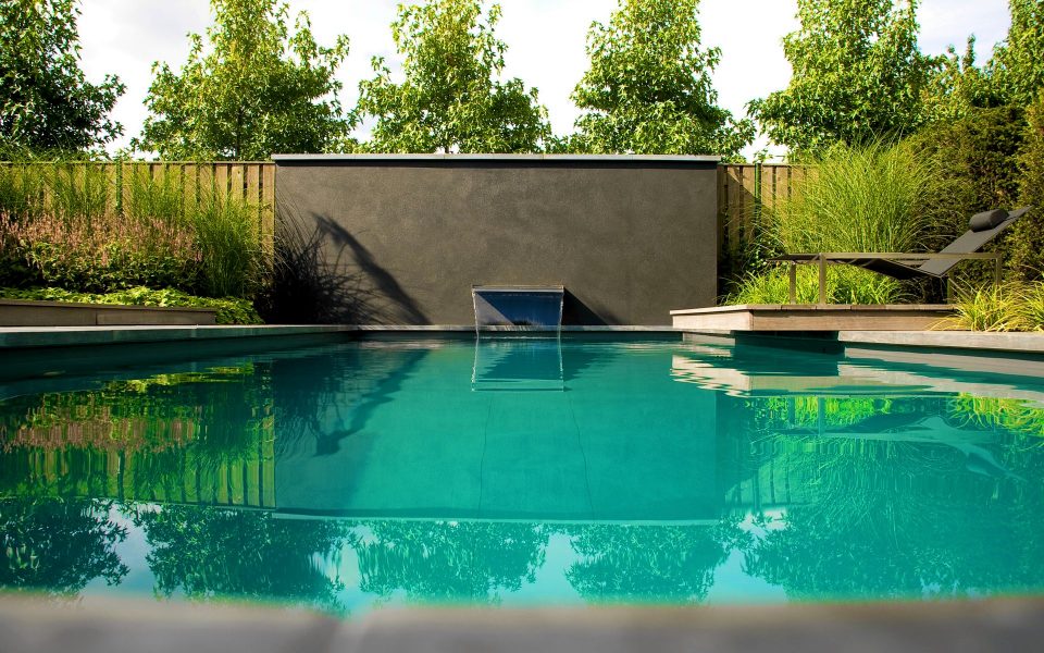 Sleek garden with pool and black wall - HOOG.design - Exclusive living ...