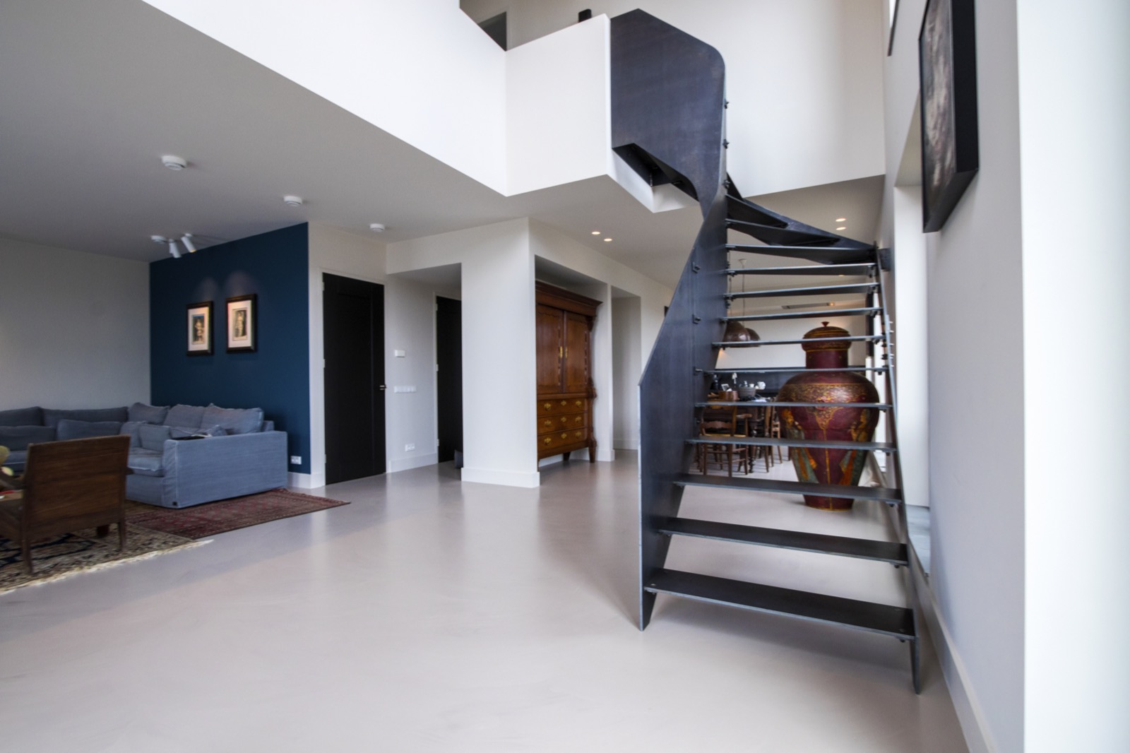 Semi floating staircase