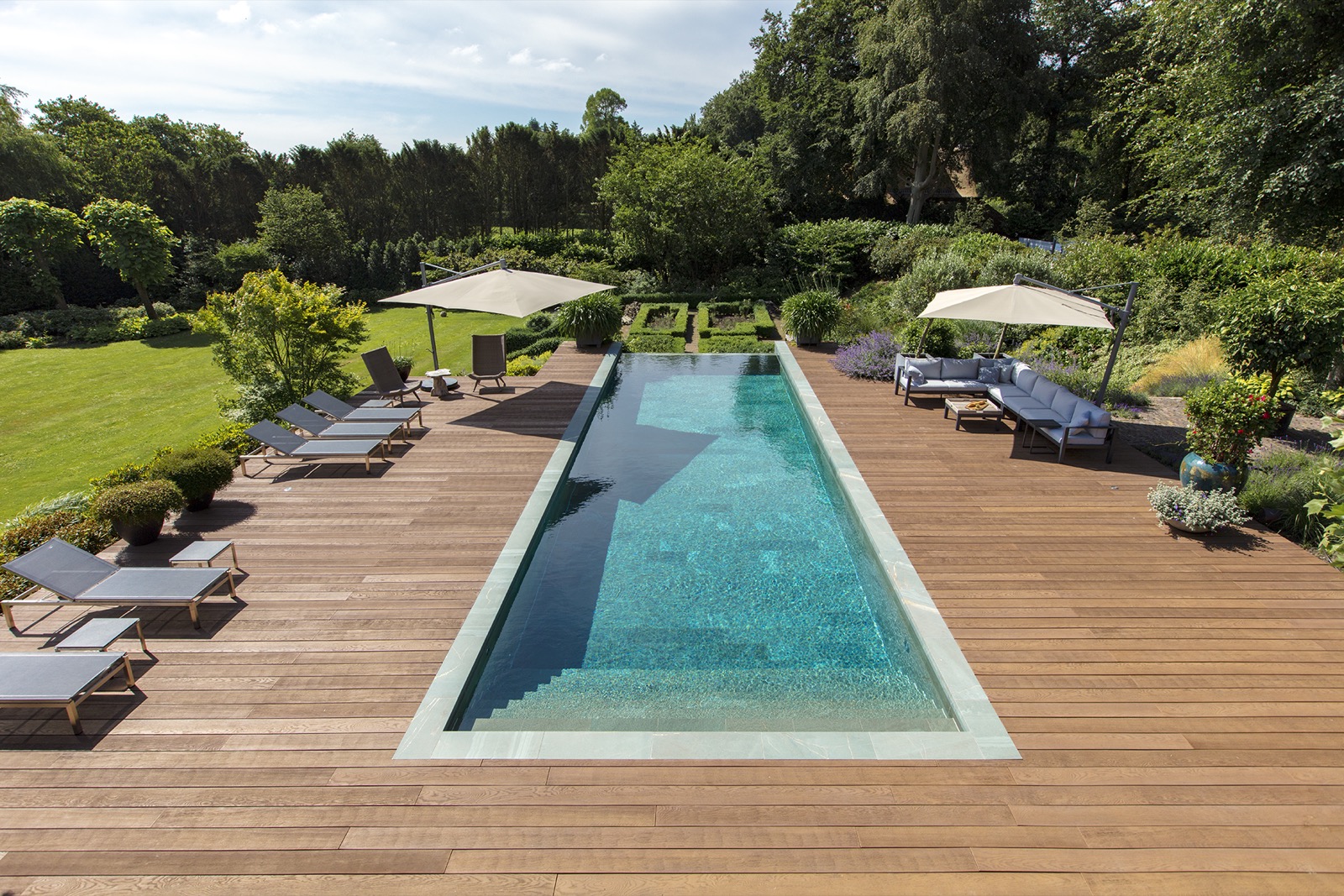 Architectural infinity pool in Utrecht