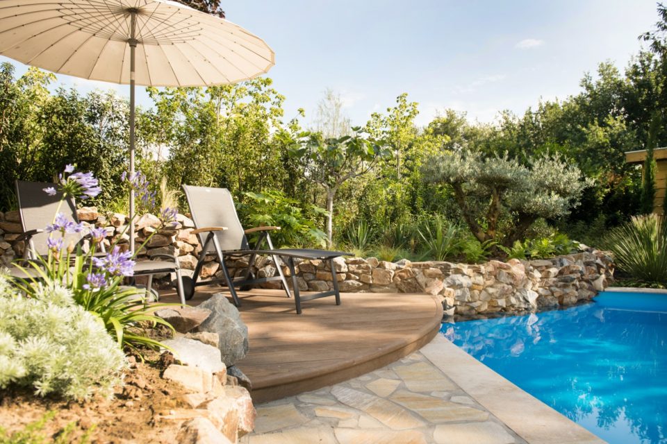 Mediterrane tuin met zwembad met een rond afgewerkte Millboard vlonder