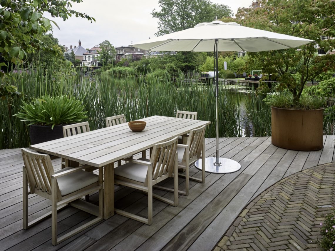 Terras aan het water met parasol