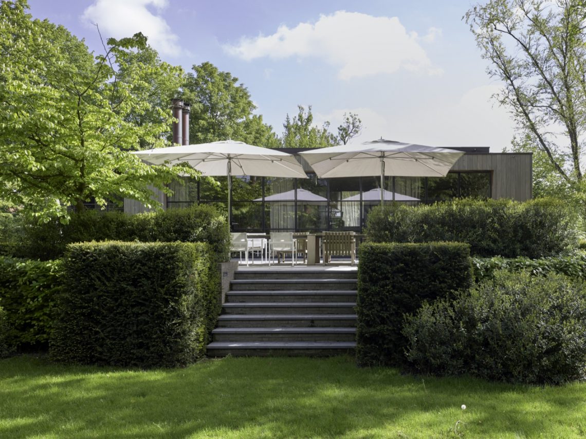 Terras met luxe parasols