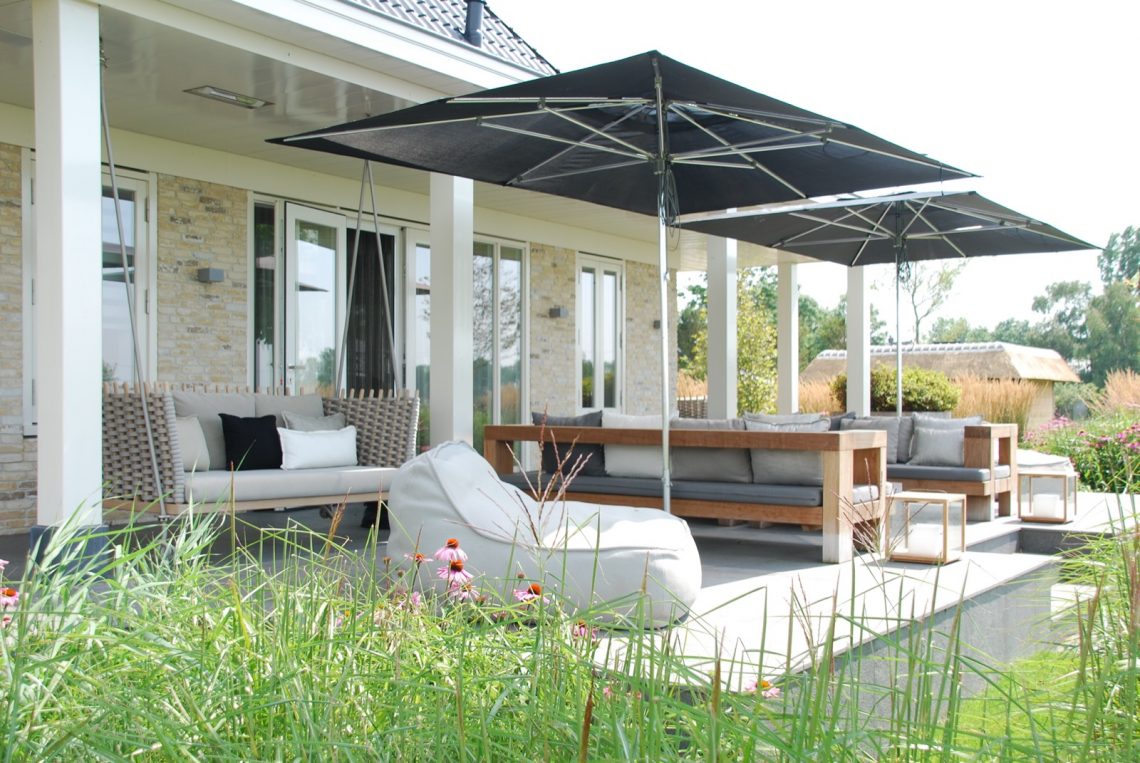 Veranda met terrasoverkapping met parasols