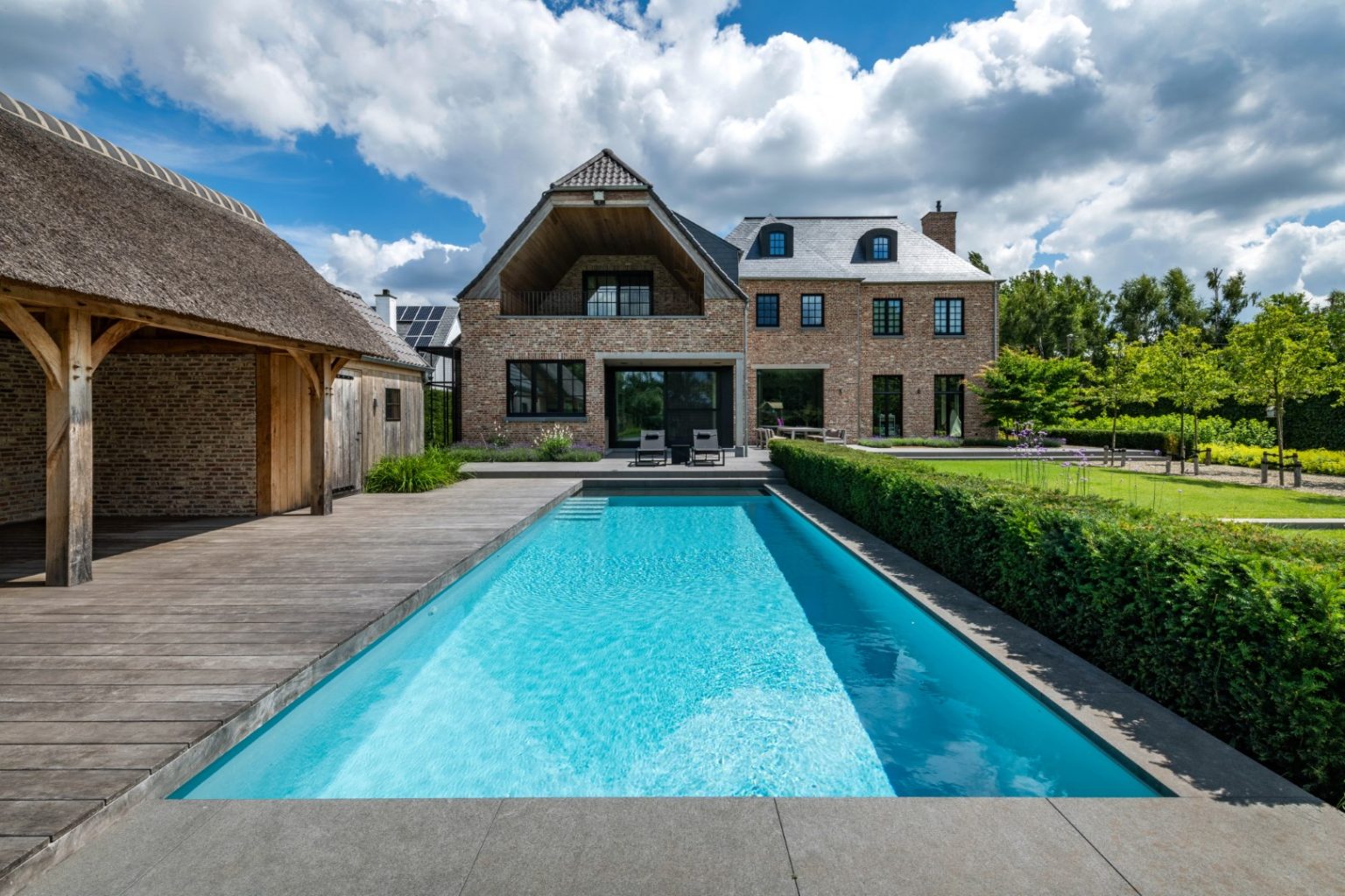 Pool house with thatched roof - HOOG.design - Exclusive living inspiration