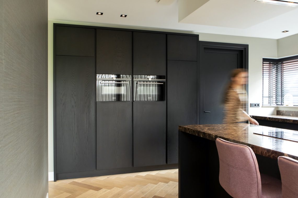 Donker gebeitste eiken keuken