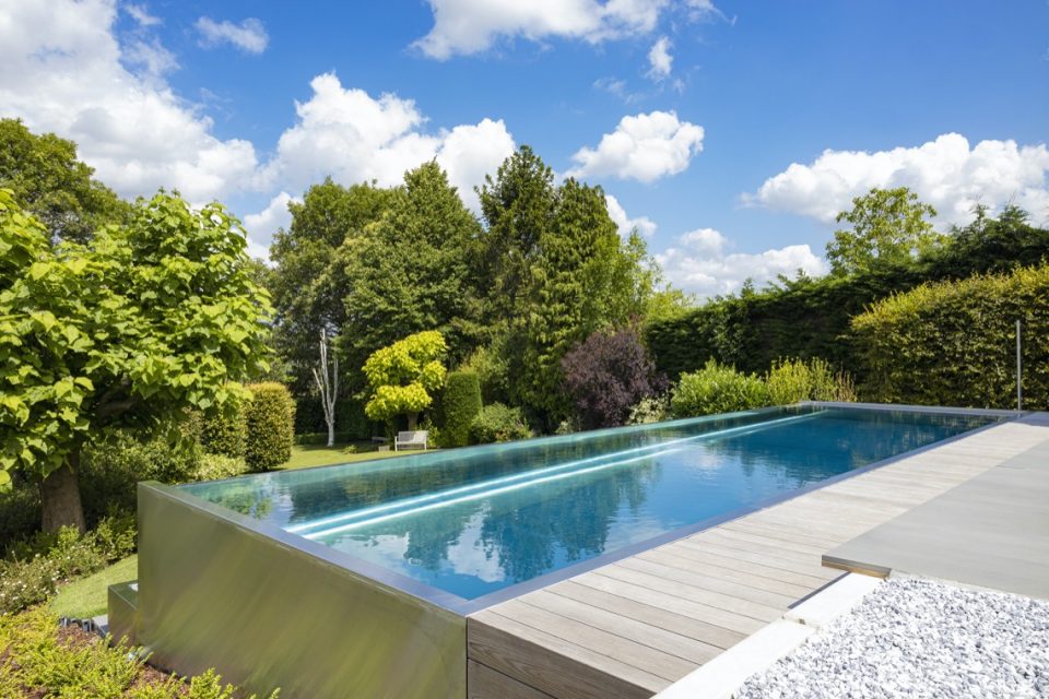 Self-supporting stainless steel infinity infinity pool