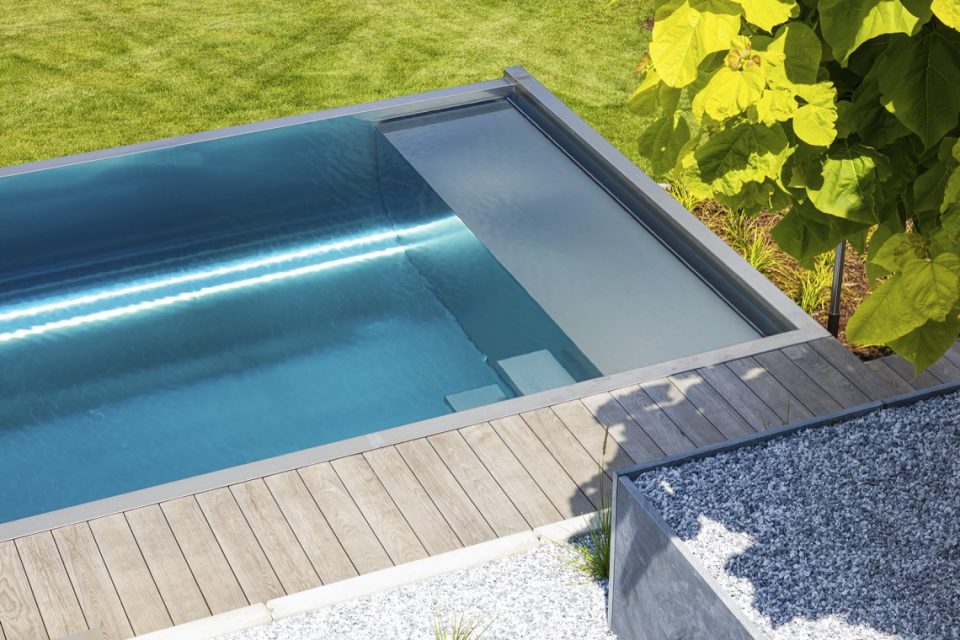 Self-supporting stainless steel infinity infinity pool
