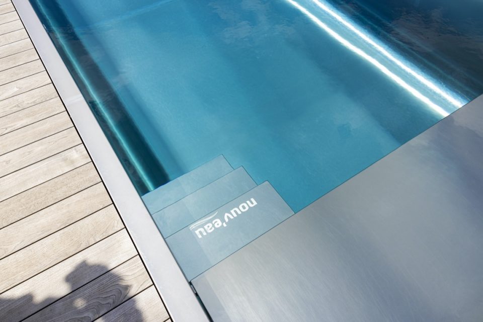 Self-supporting stainless steel infinity infinity pool