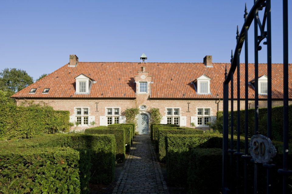 Renovation of a square farmhouse in the Kempen region