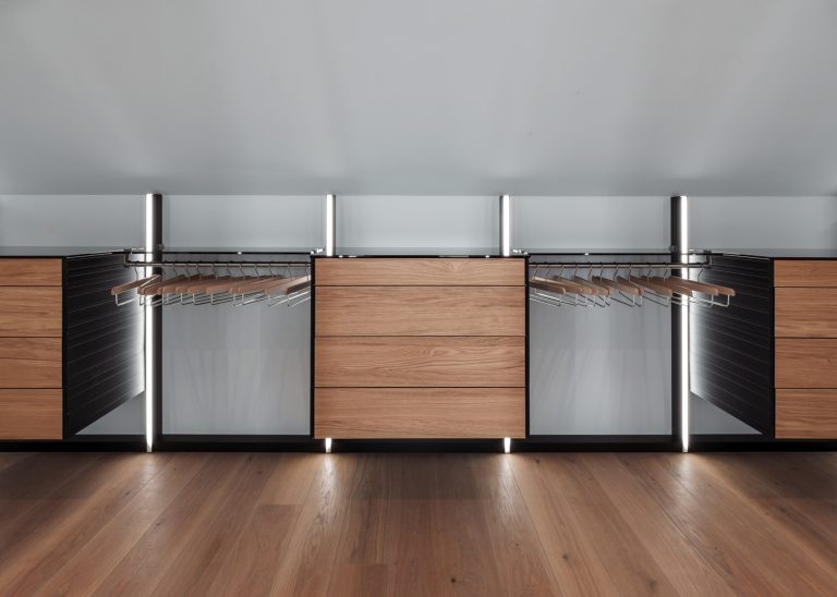 Dress Wall, modern “walk-in closet” concept met modulaire indeling