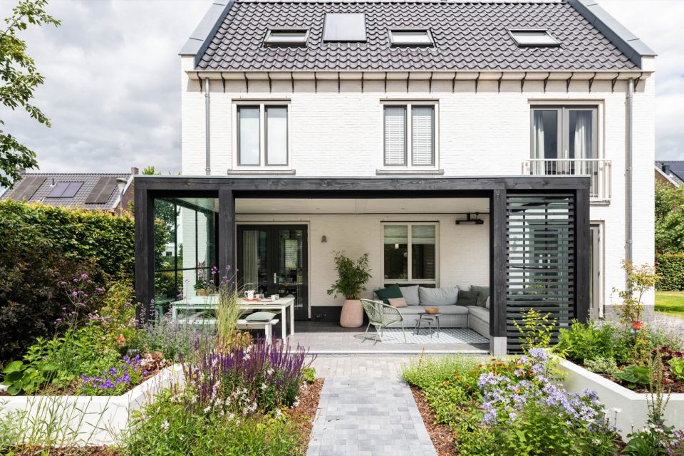 Woonhuis met moderne overkapping