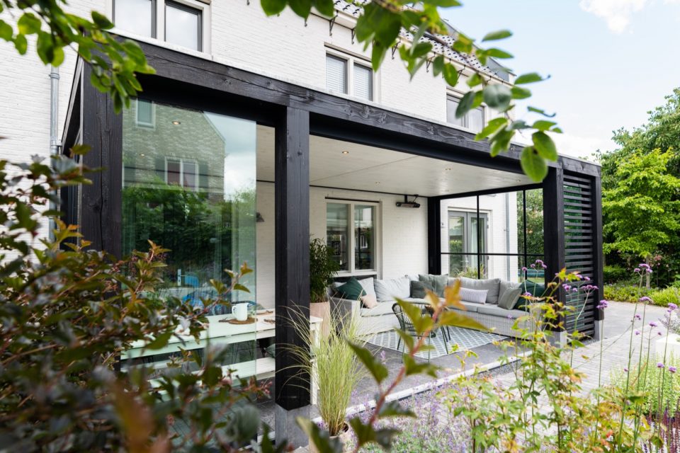 Woonhuis met moderne overkapping