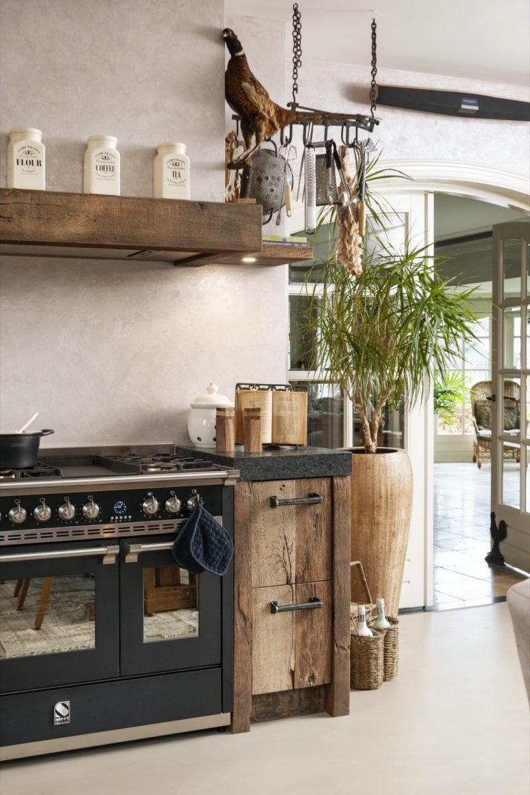 Typical rustic RestyleXL kitchen in old oak