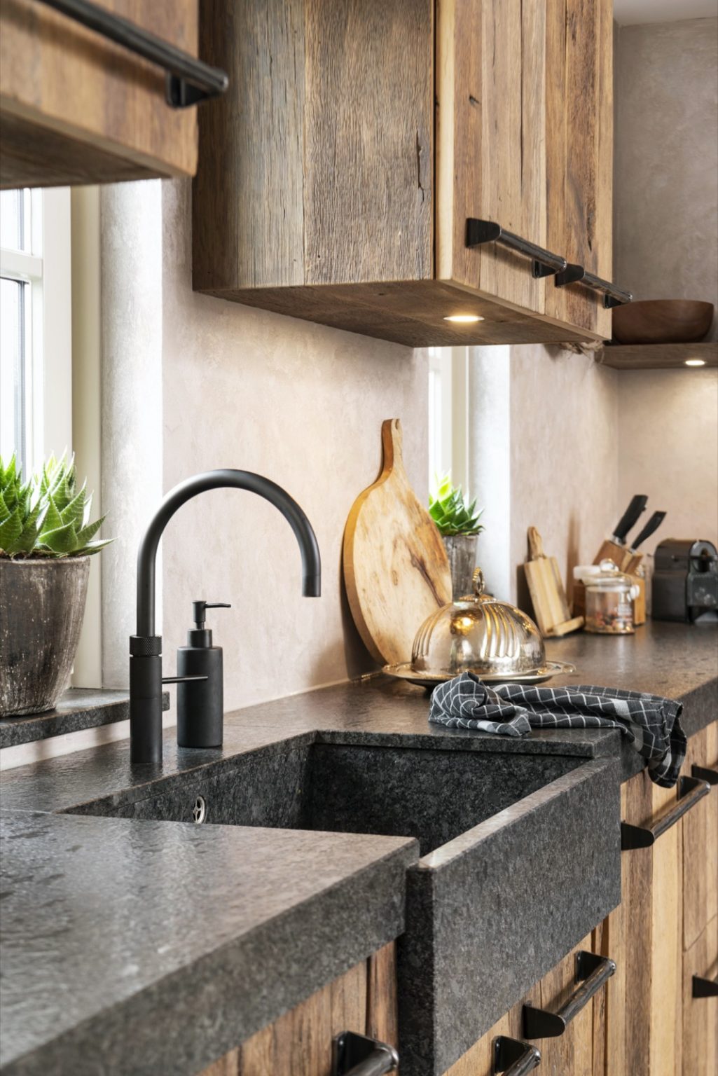 Typical rustic RestyleXL kitchen in old oak