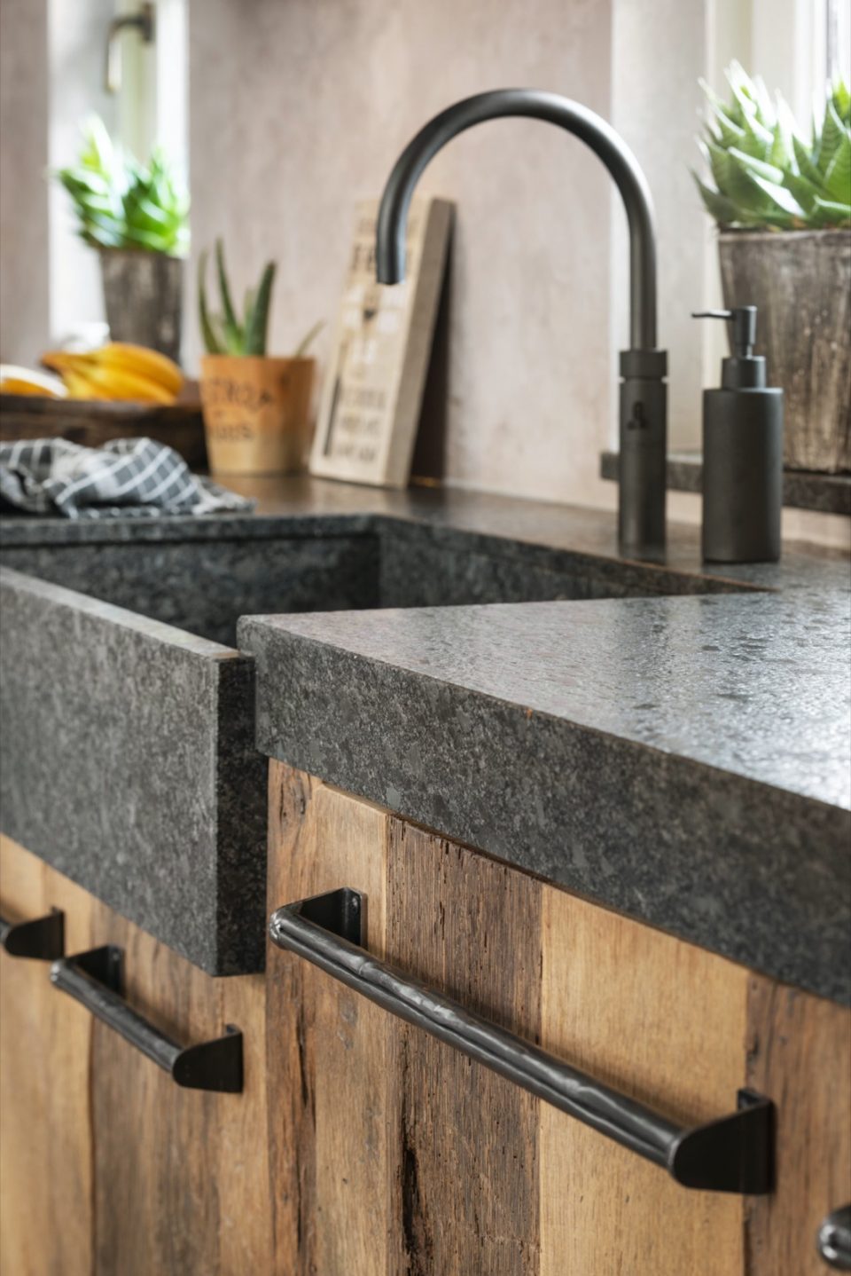 Typical rustic RestyleXL kitchen in old oak