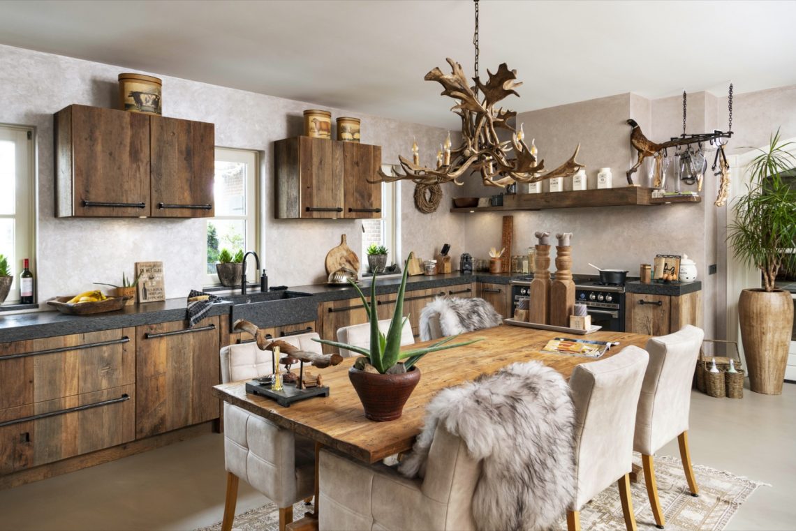 Typical rustic RestyleXL kitchen in old oak