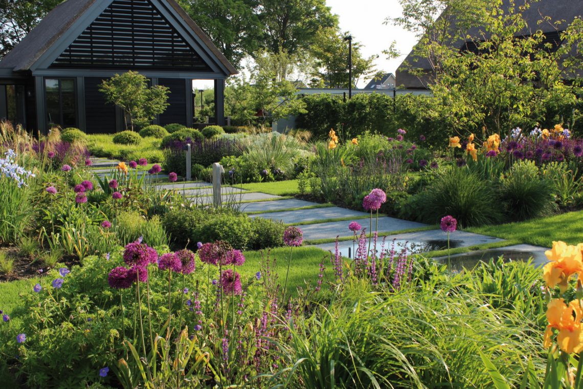Contemporary farm garden - HOOG.design - Exclusive living inspiration