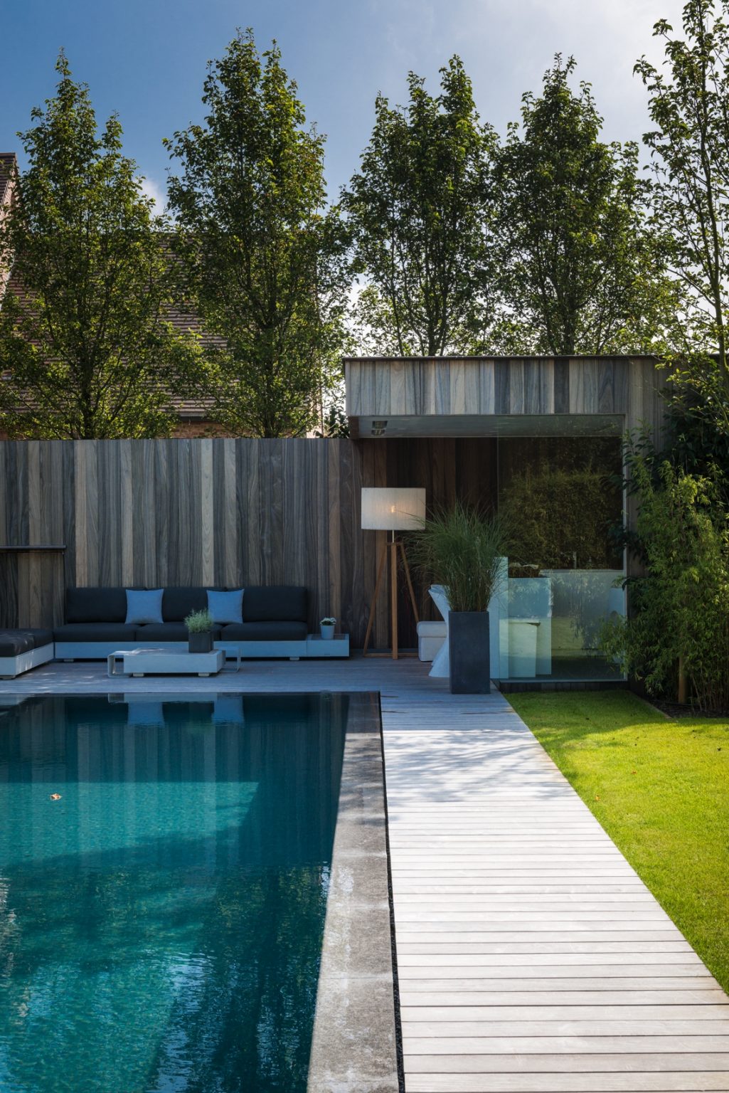 Overflow pool as an eye-catcher