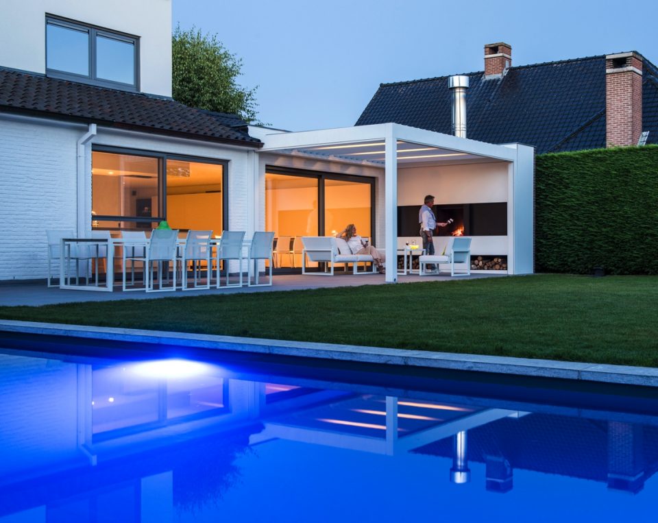 Strakke buitenkamer met lamellendak en open haard