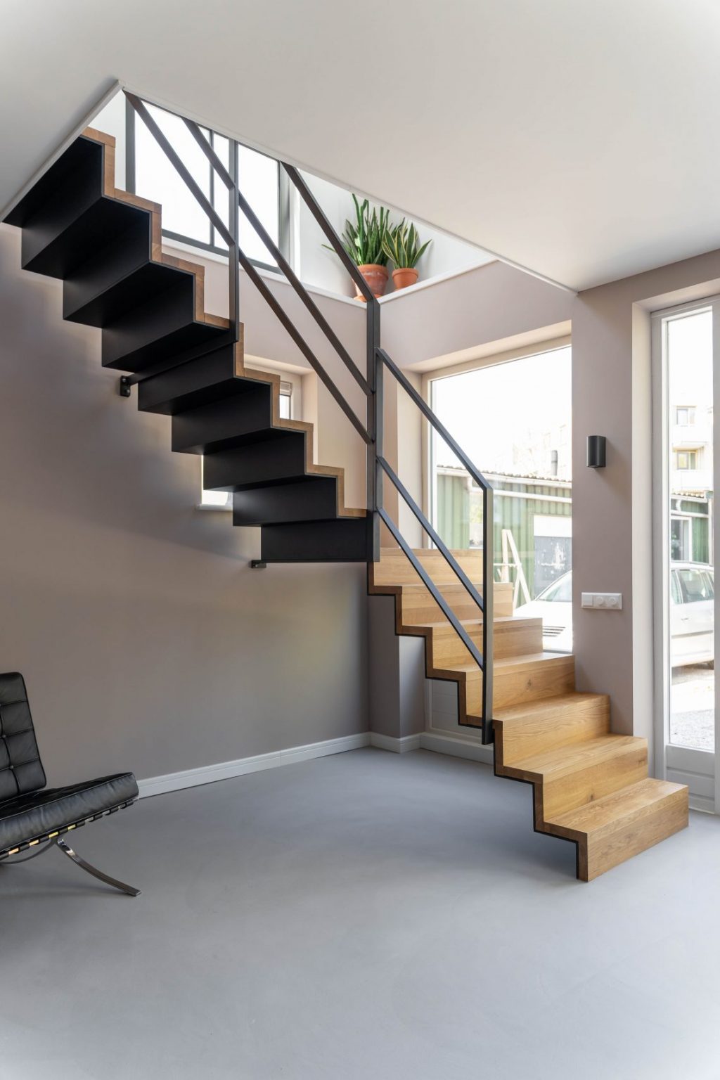 Dichte stalen bordestrap met stalen balustrades