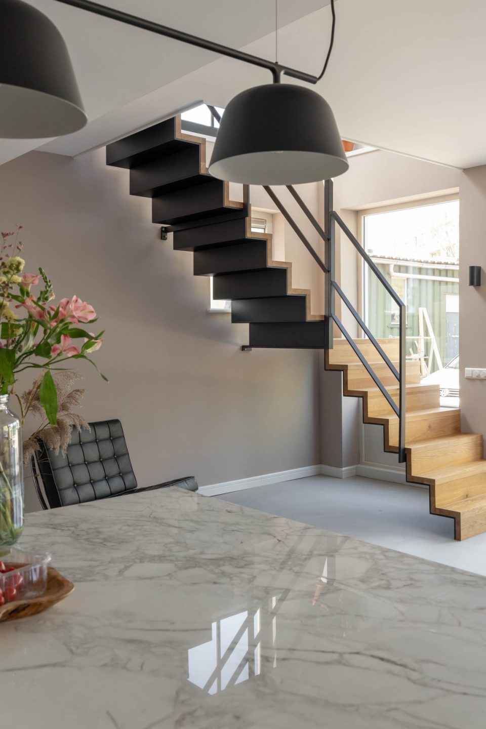 Dichte stalen bordestrap met stalen balustrades