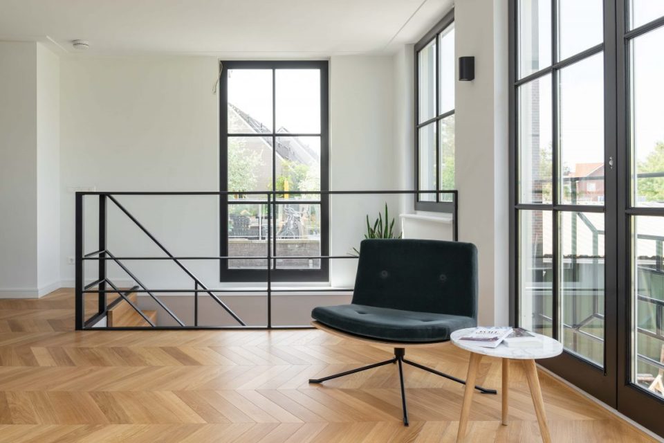 Dichte stalen bordestrap met stalen balustrades