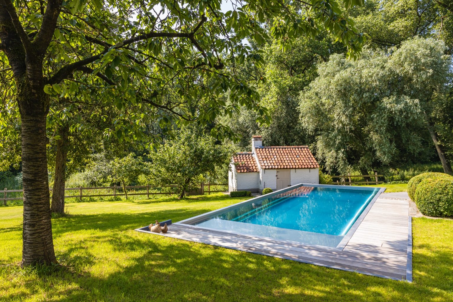 Self-supporting stainless steel high-water line swimming pool Zeveren