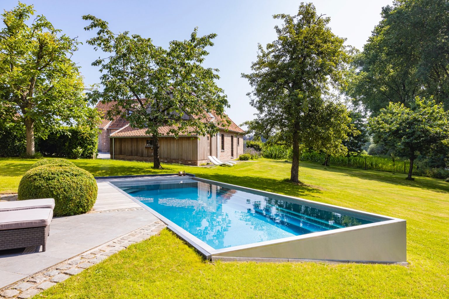 Self-supporting stainless steel high-water line swimming pool Zeveren