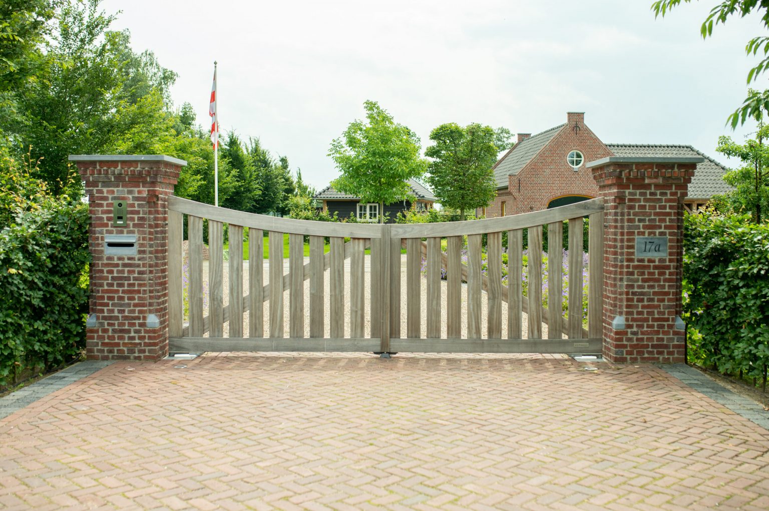 Houten poort geeft toegang tot oase van rust