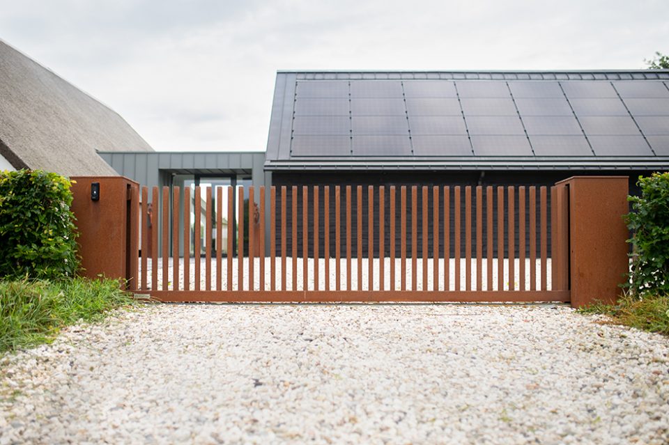 Schuifpoort van Cortenstaal bij villa in Terwolde